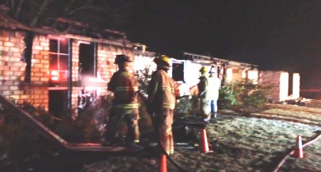 Mayday in Lindale, Texas. 4 firefighters caught in house fire roof ...
