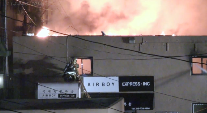 Raw video from commercial building fire in Los Angeles - Statter911