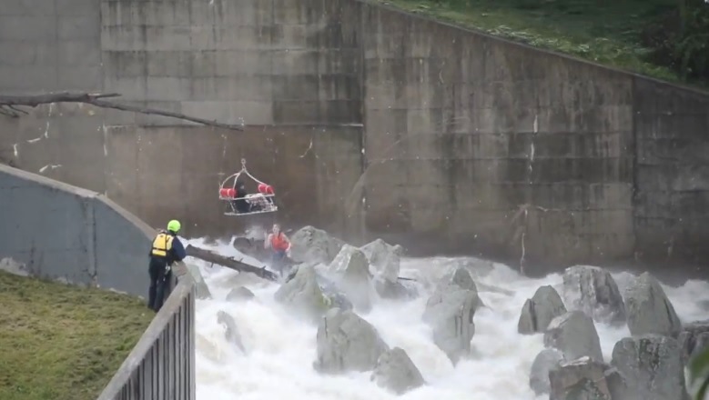 Water rescue captured on video after boat goes over dam in MD - Statter911