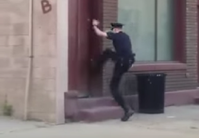 Must see: Cop handles forcible entry at structure fire - Statter911