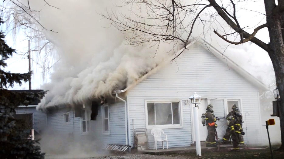 Early video from a Michigan house fire - Statter911
