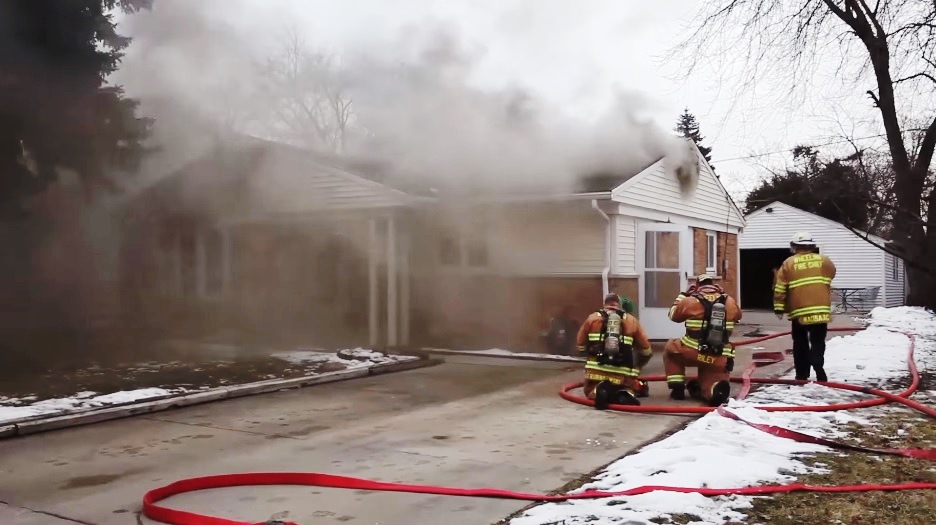 Early video plus radio traffic from house fire in Wheeling, Illinois ...