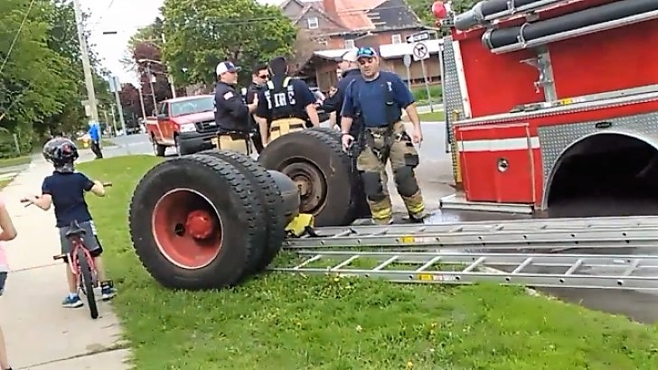Video: Fire engine's rear axle falls off during response in Upstate New ...