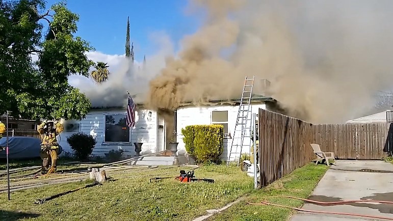 Pre-arrival video from California house fire - Statter911